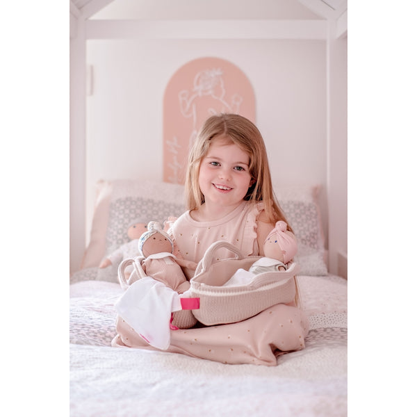 Knitted Bassinet with Remi Baby – Mini Mint